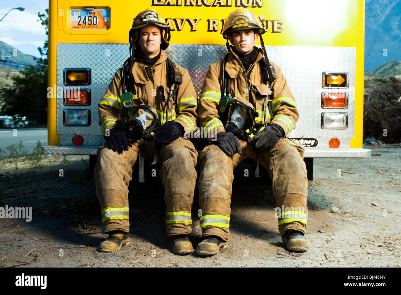 Deux pompiers Banque de photographies et d’images à haute résolution ...