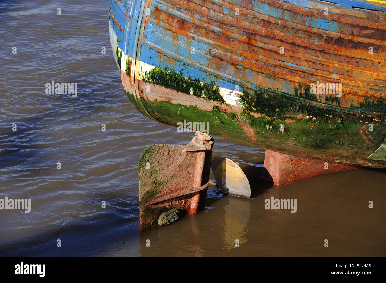 Vieux gouvernail de bateau en bois Banque de photographies et d’images à haute résolution - Alamy