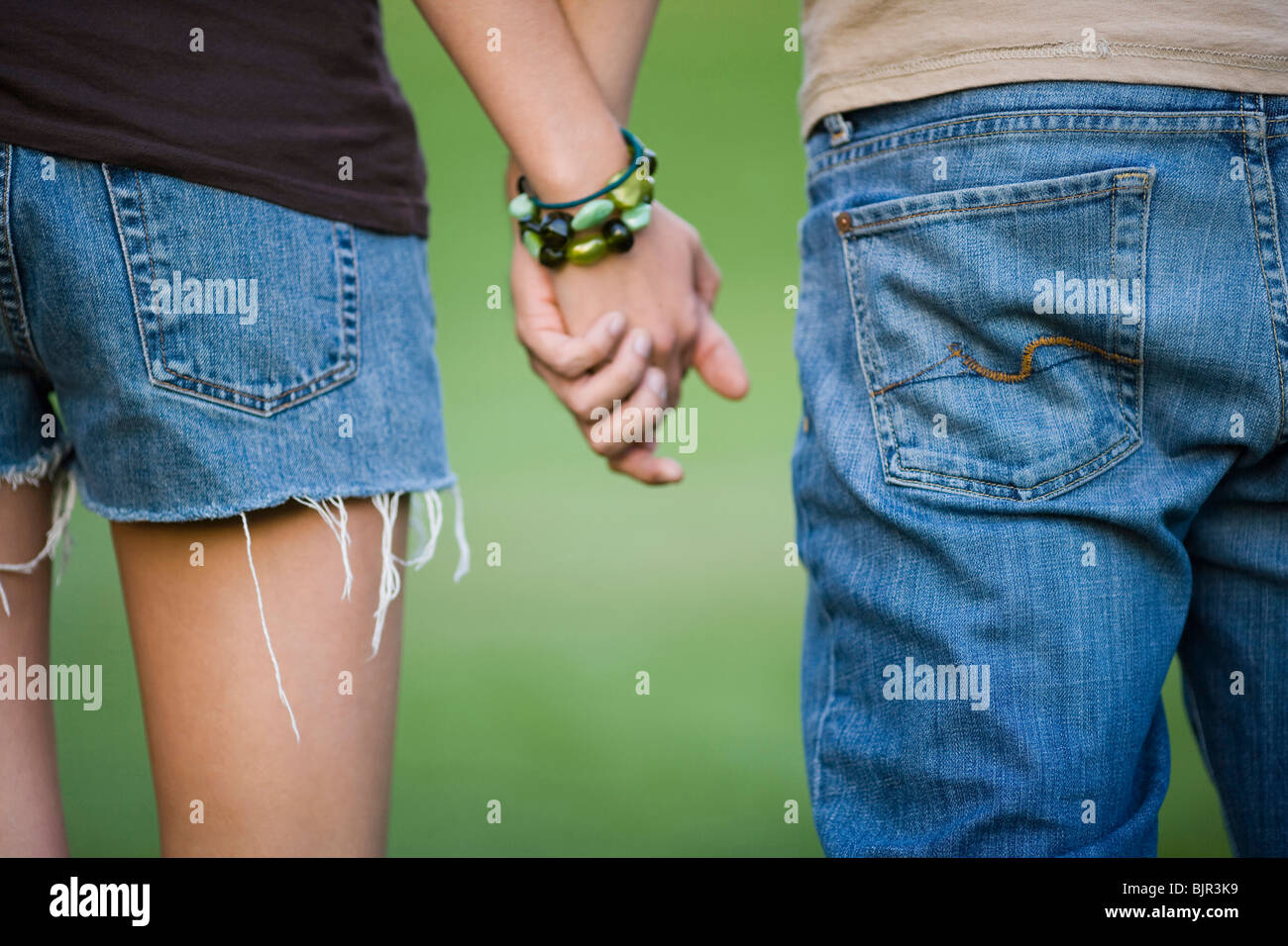 Couples marchant bras dessus bras dessous Banque de photographies et d ...