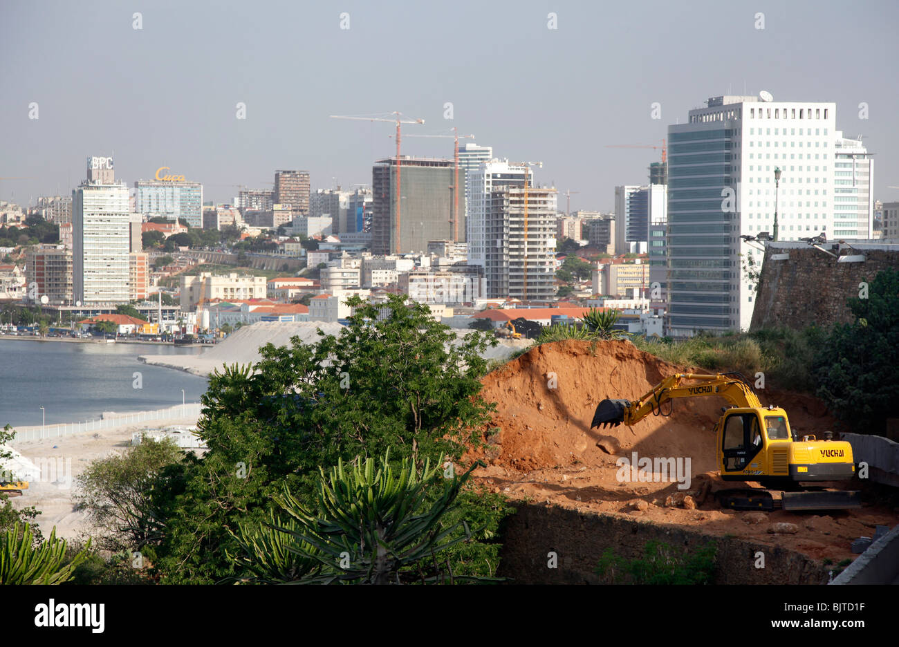 Bâtiments anciens et nouveaux forment la capitale de l'Angola, Luanda ...