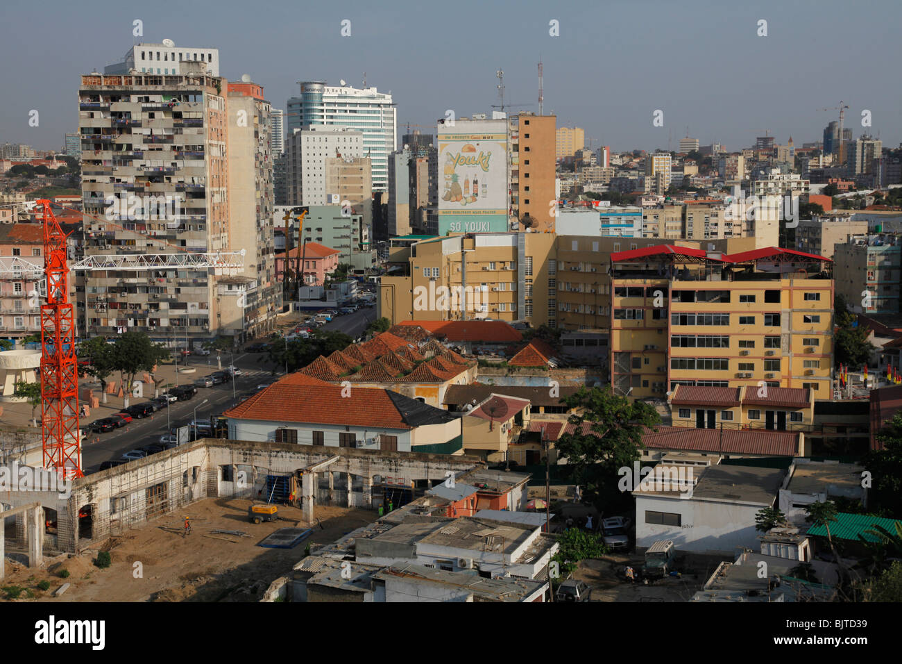 Bâtiments anciens et nouveaux forment la capitale de l'Angola, Luanda ...