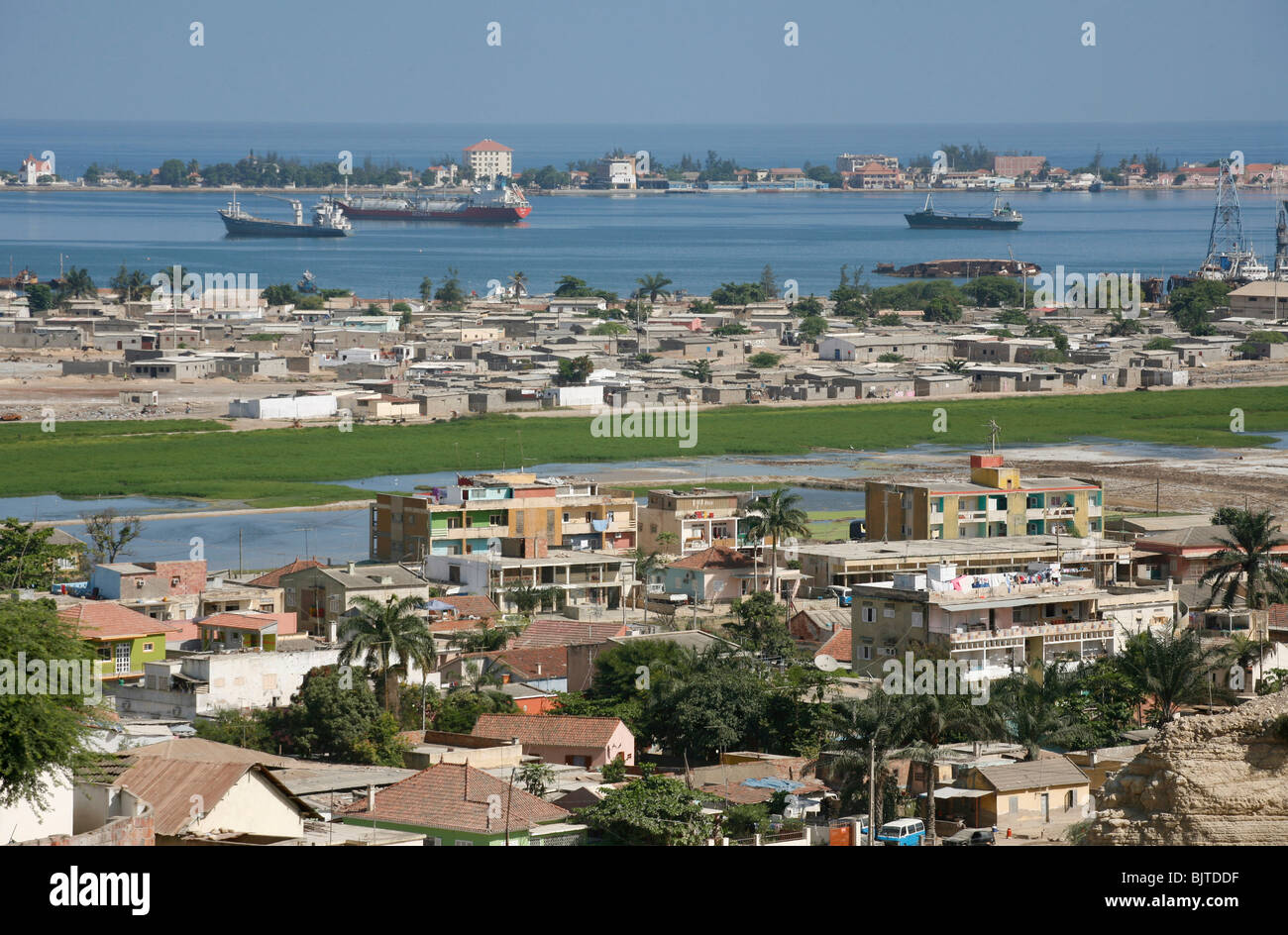 Vue de la ville avec le port Banque de photographies et d’images à ...