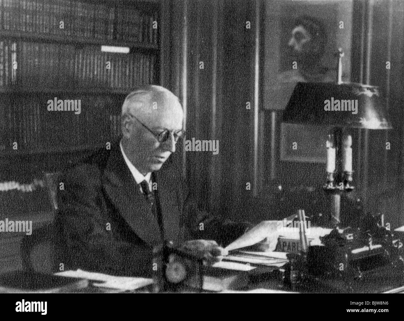 Médecin français des années 1940 Banque de photographies et d’images à ...