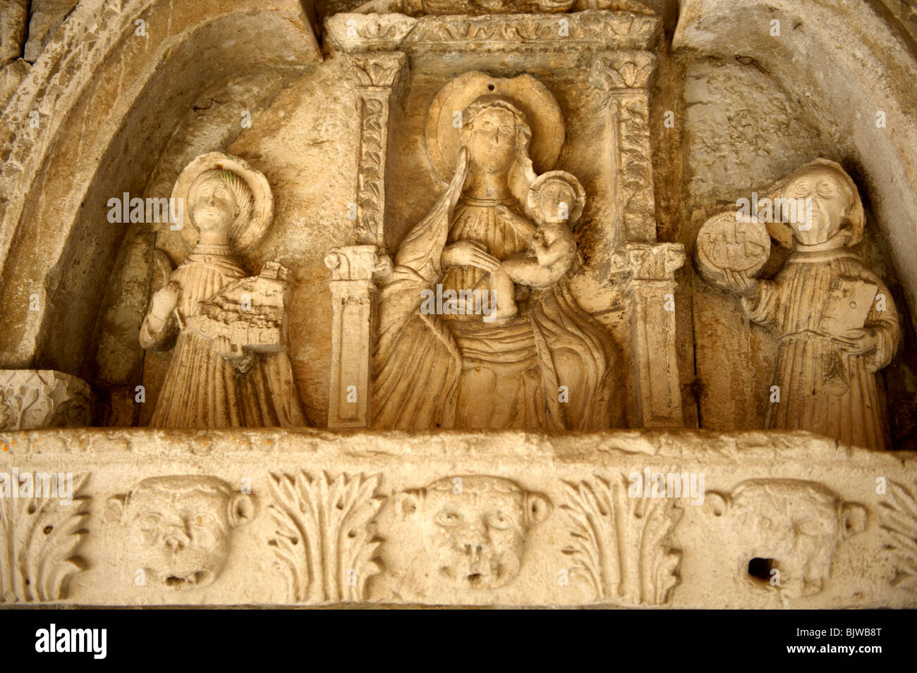 Bas-relief gothique du xve siècle de la Vierge Marie, Saint-Bernard ...