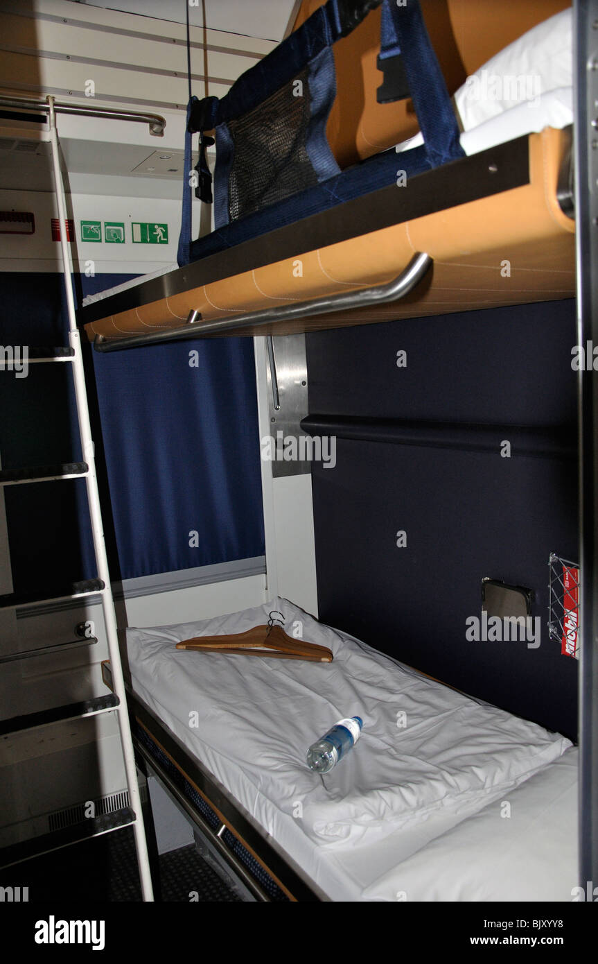 Train compartment Banque de photographies et d’images à haute résolution - Alamy