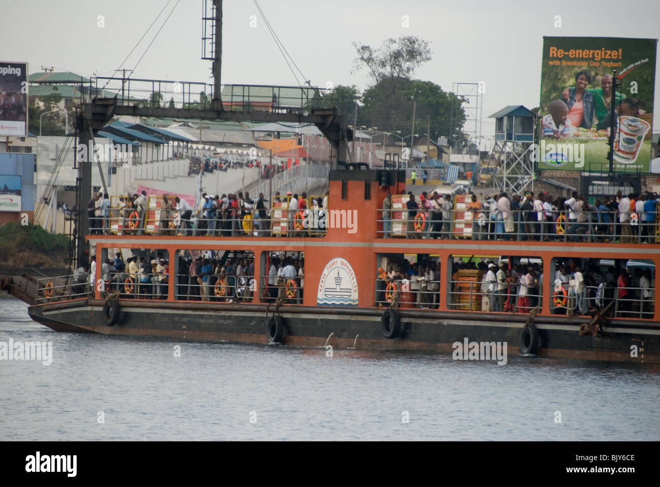 Likoni ferry mombasa kenya Banque de photographies et d’images à haute ...