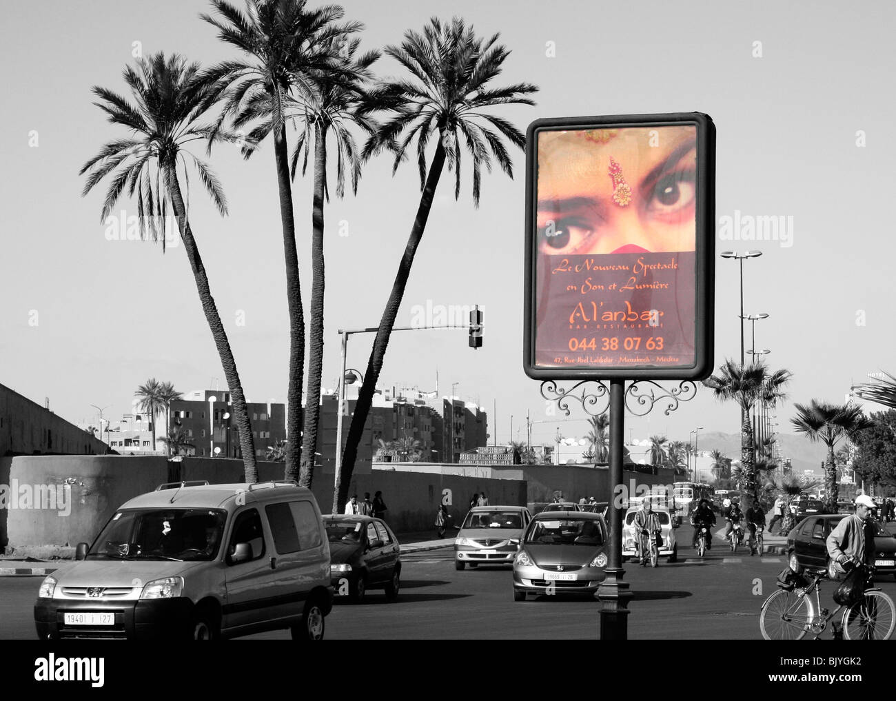 Publicité sur un panneau routier à Marrakech, Maroc, Afrique du Nord ...