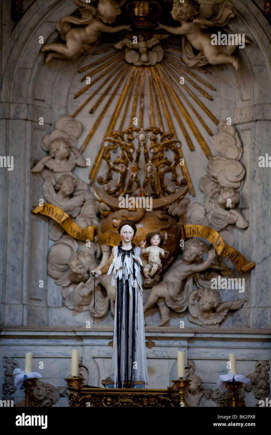 Spiritual statue of holy mary with jesus Banque de photographies et d ...