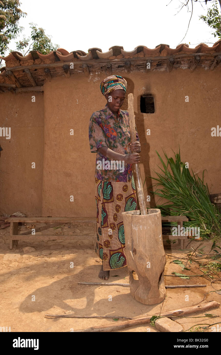 Femme rwandaise Banque de photographies et d’images à haute résolution ...
