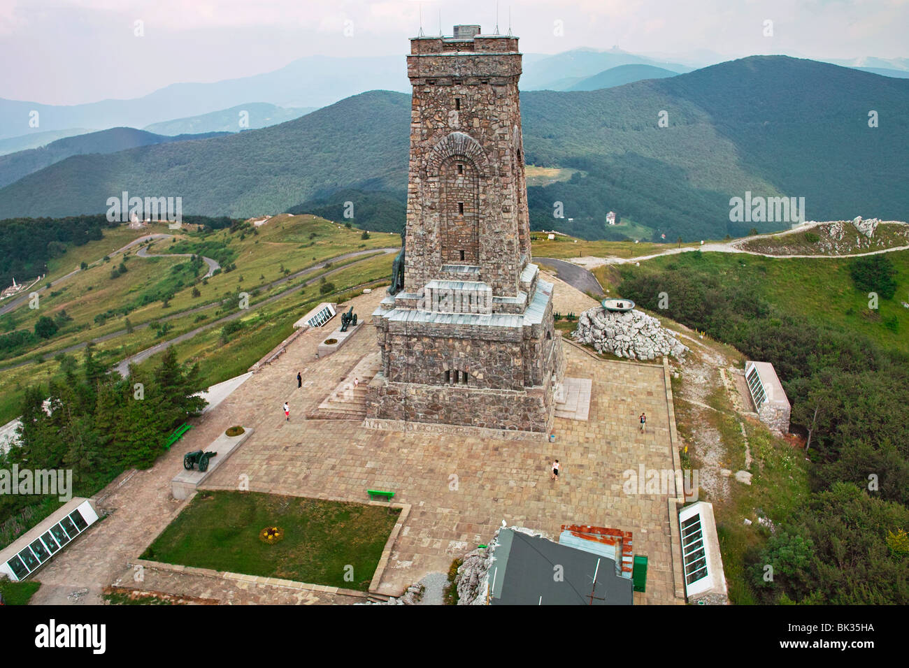 Vue aérienne du monument Chipka dans les montagnes des Balkans, la ...