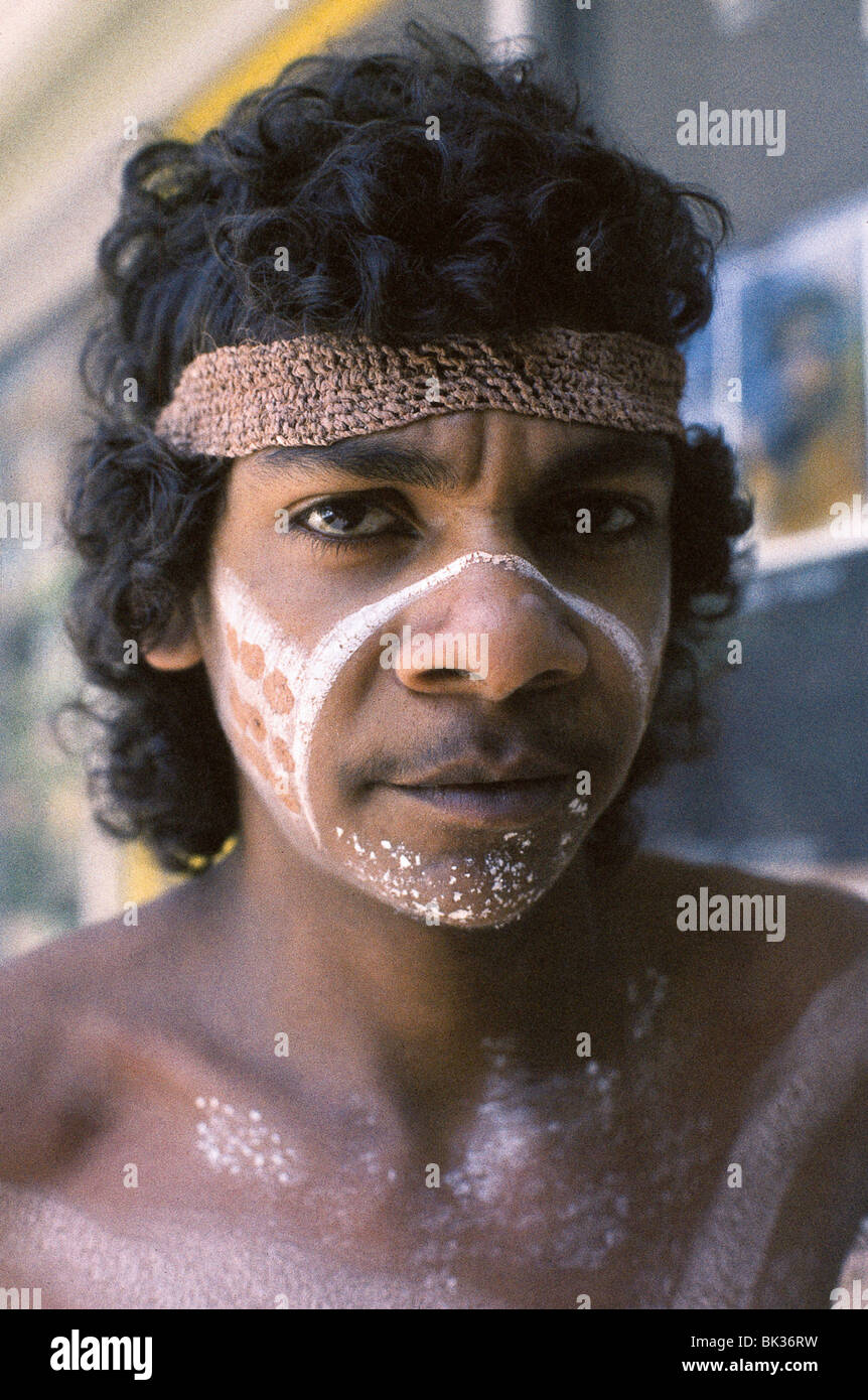 Aboriginal body painting in australia Banque de photographies et d ...