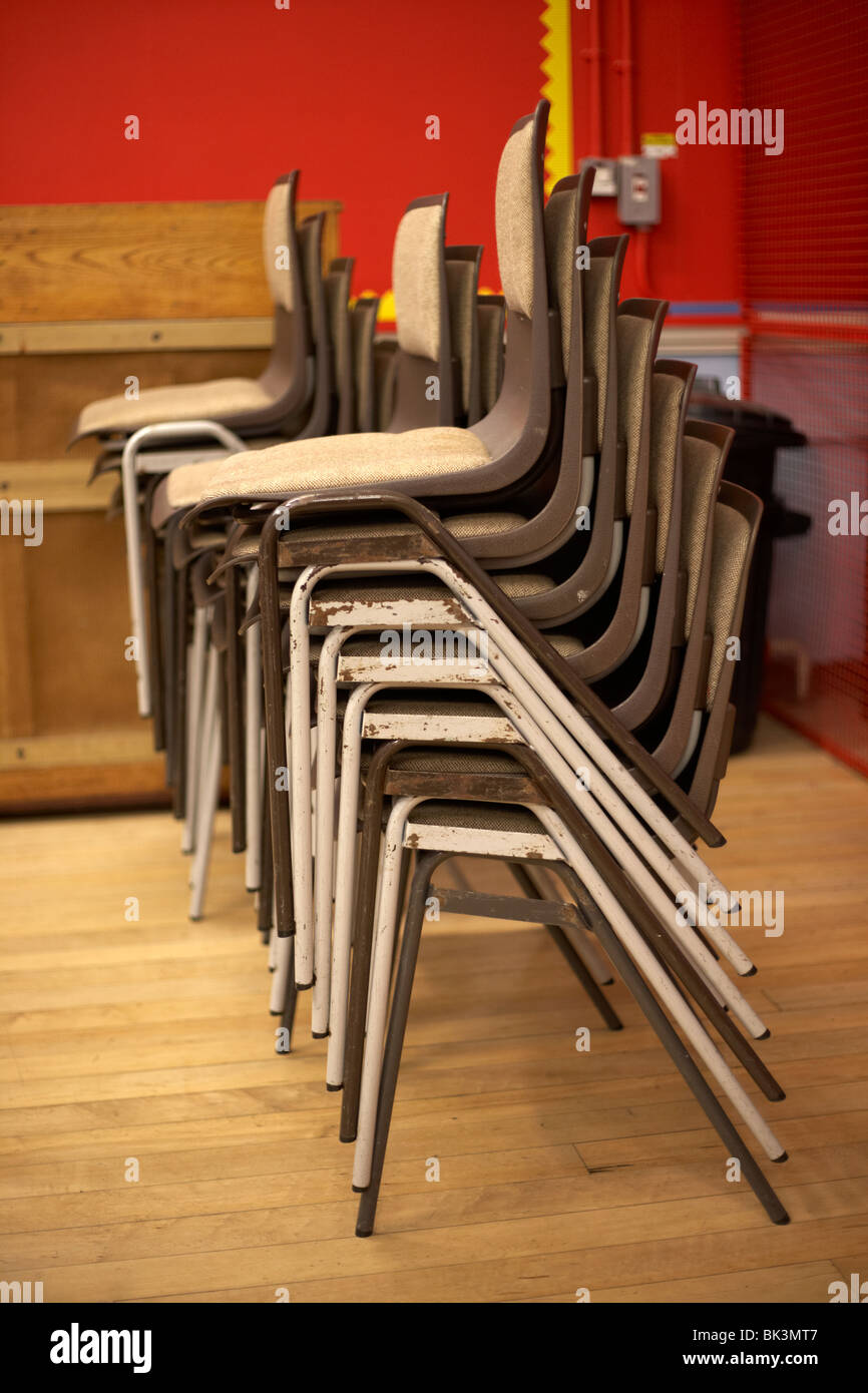 Chairs pile old Banque de photographies et d’images à haute résolution ...