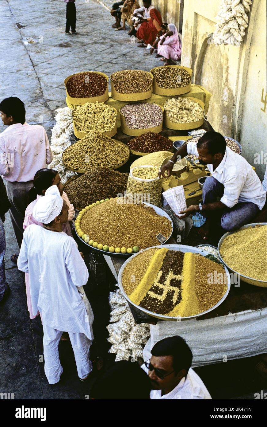 Marché indien avec grains & épices montrant le charme ancien symbole d ...