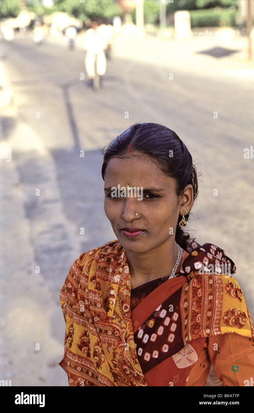 Hindu woman red dot bindi Banque de photographies et d’images à haute ...