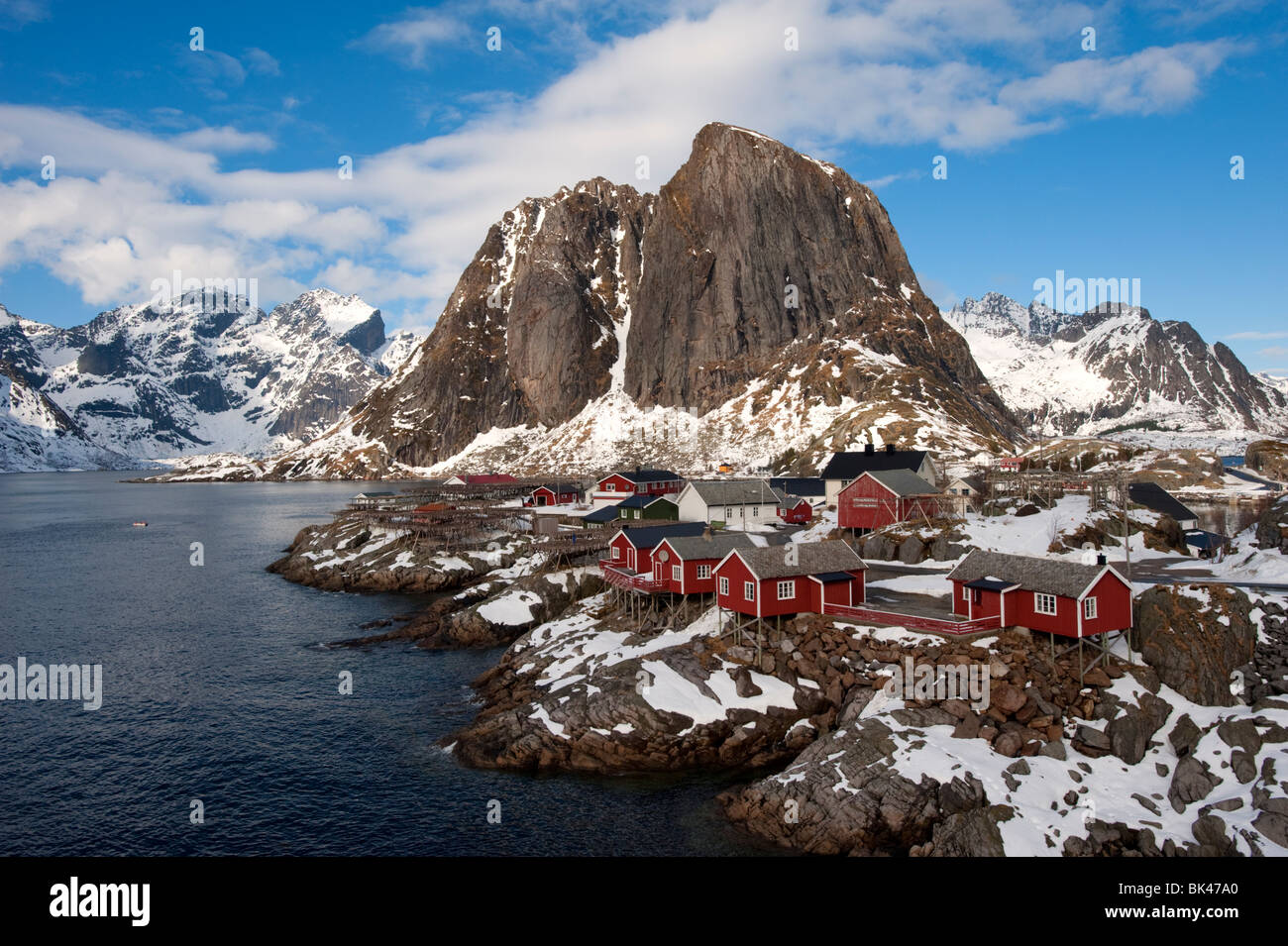 En bois rouge traditionnelle Rorbu cabanes de pêcheurs dans le village ...