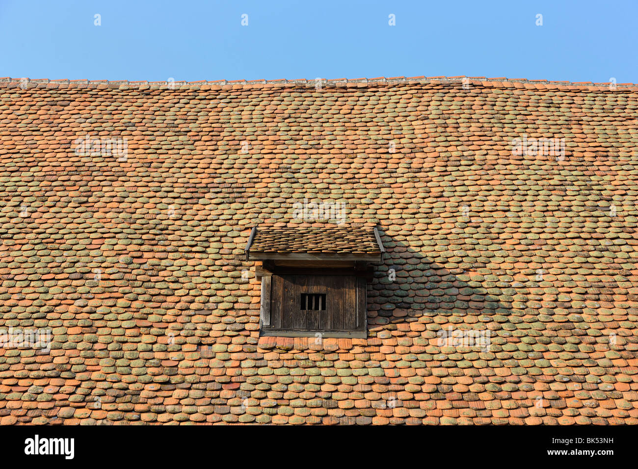 Lucarne toit maison ciel architecture Banque de photographies et d ...