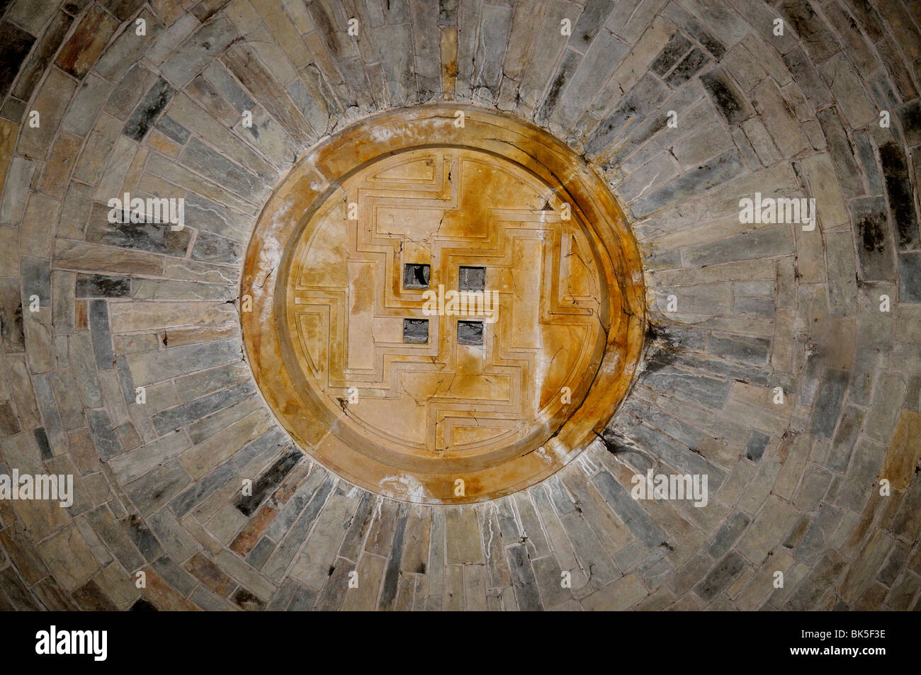 Croix gammée nazie en plafond de la crypte de Wewelsburg SS château ...