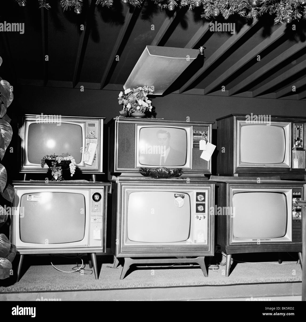 1950s television tv set Banque d'images noir et blanc - Alamy