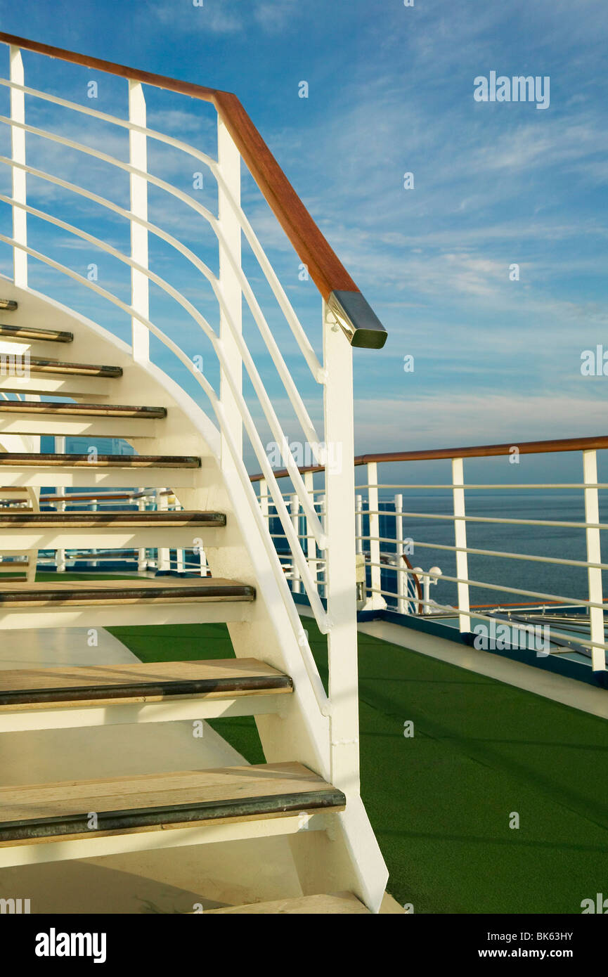 Étapes et pont d'un navire de croisière Photo Stock - Alamy