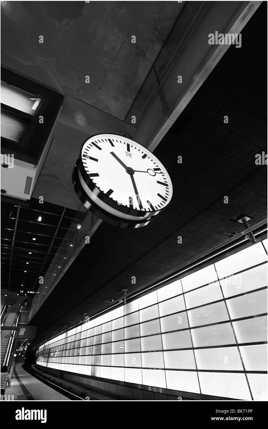 Horloges de gare Banque d'images noir et blanc - Alamy