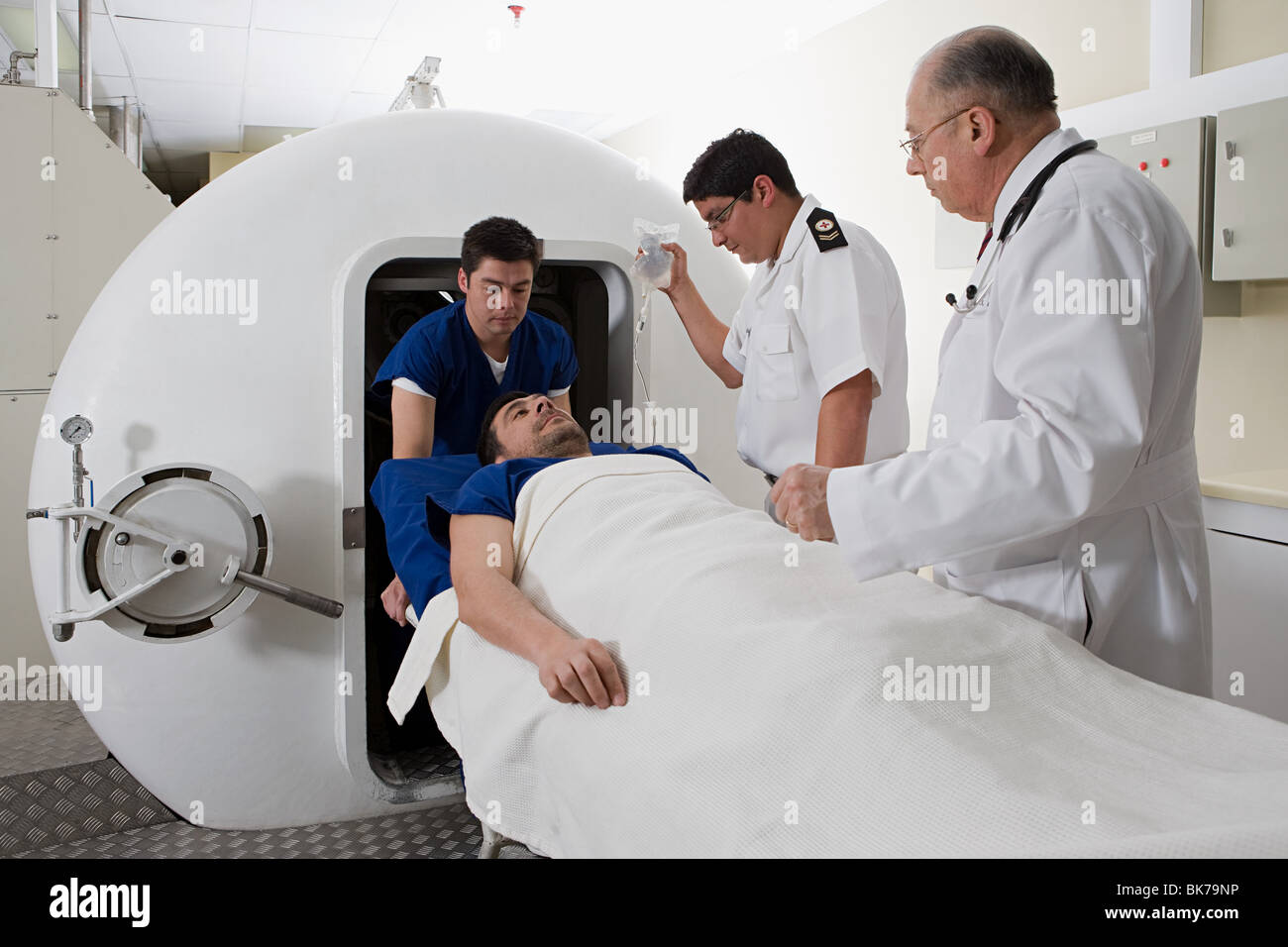 Hyperbaric chamber Banque de photographies et d’images à haute ...