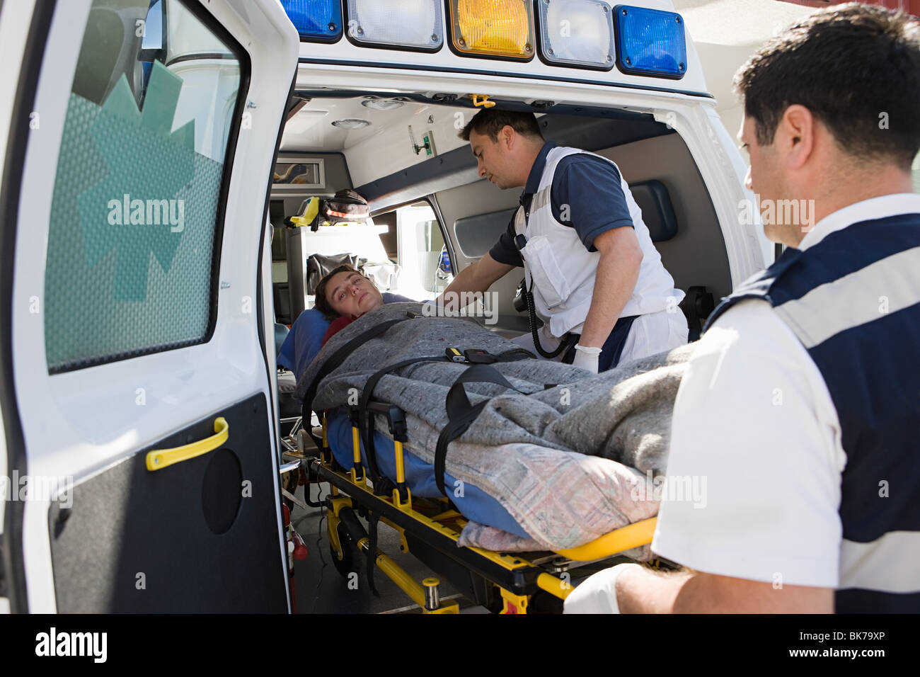 Le personnel ambulancier et patient Photo Stock - Alamy