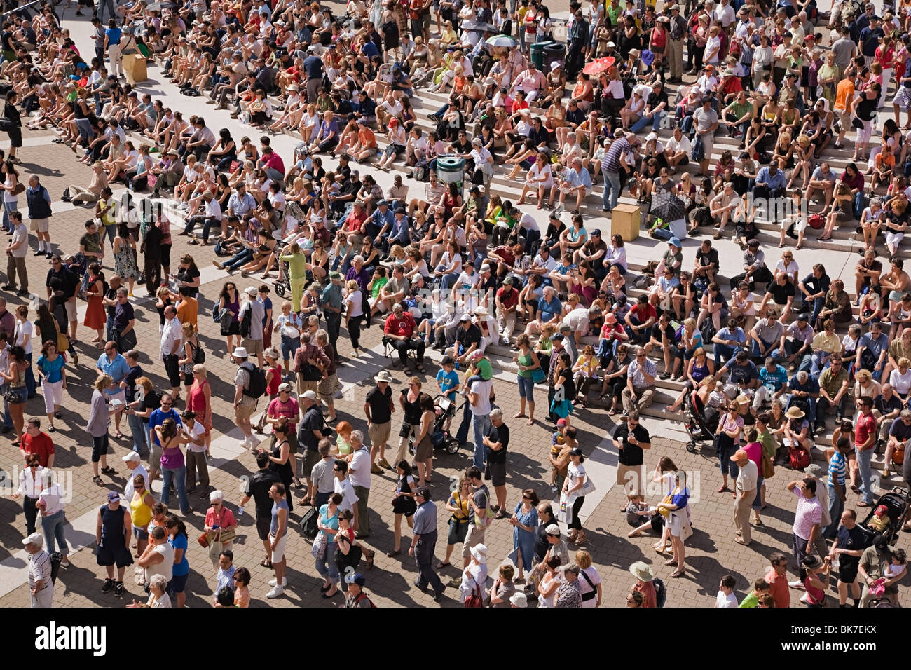 Les foules viennent voir Banque de photographies et d’images à haute ...