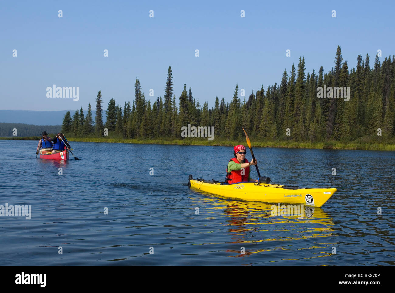 Jeune femme en kayak, canotage, kayak, canot derrière, le caribou, les ...