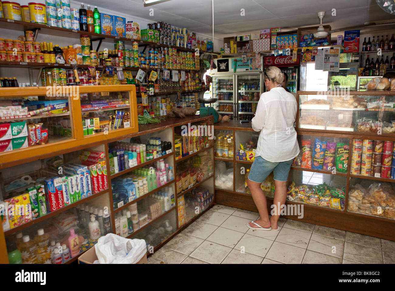 Shopping dans un magasin, créole typique village de Quincy, Glacis, l ...