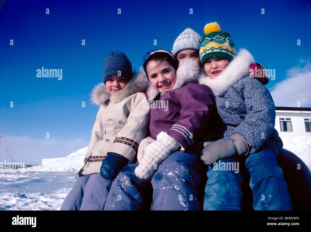 Les enfants Inuit posent pour une photographie pendant les récréations ...