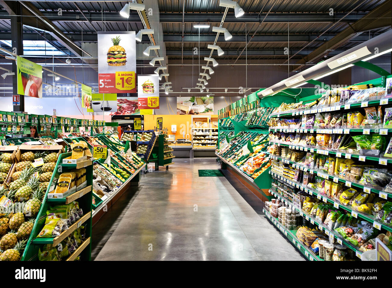 Carrefour supermarkets Banque de photographies et d’images à haute ...