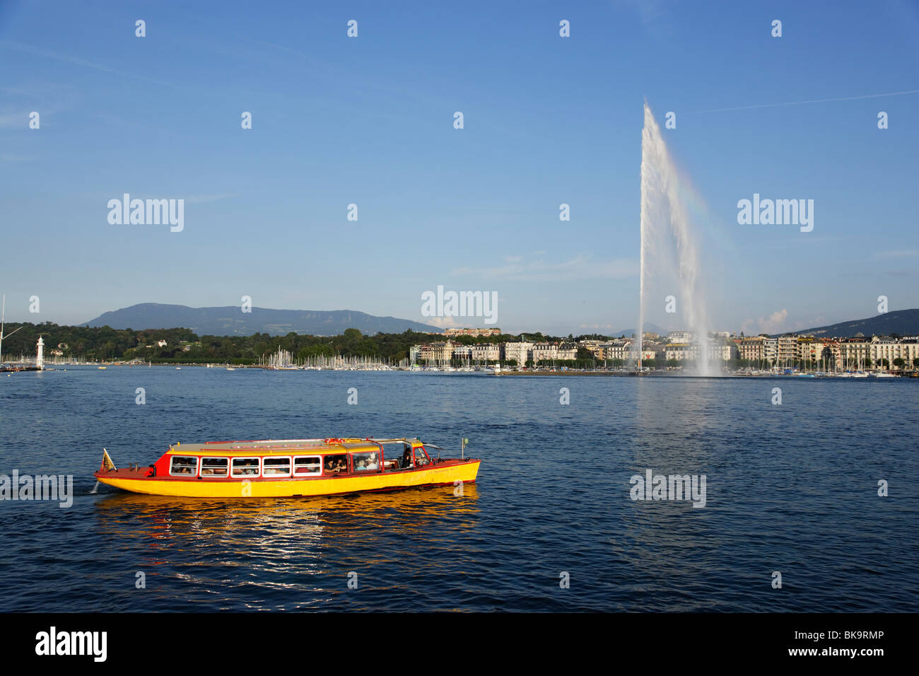 Le bateau-bus et jet d'eau (une des plus grandes fontaines au monde ...