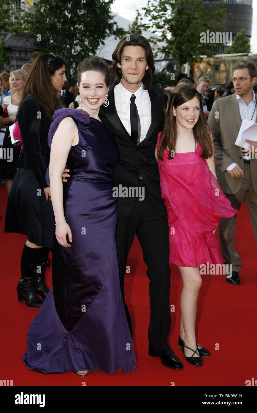ANNA POPPLEWELL BEN BARNES & GEORGIE HENLEY Le Monde de Narnia Prince ...