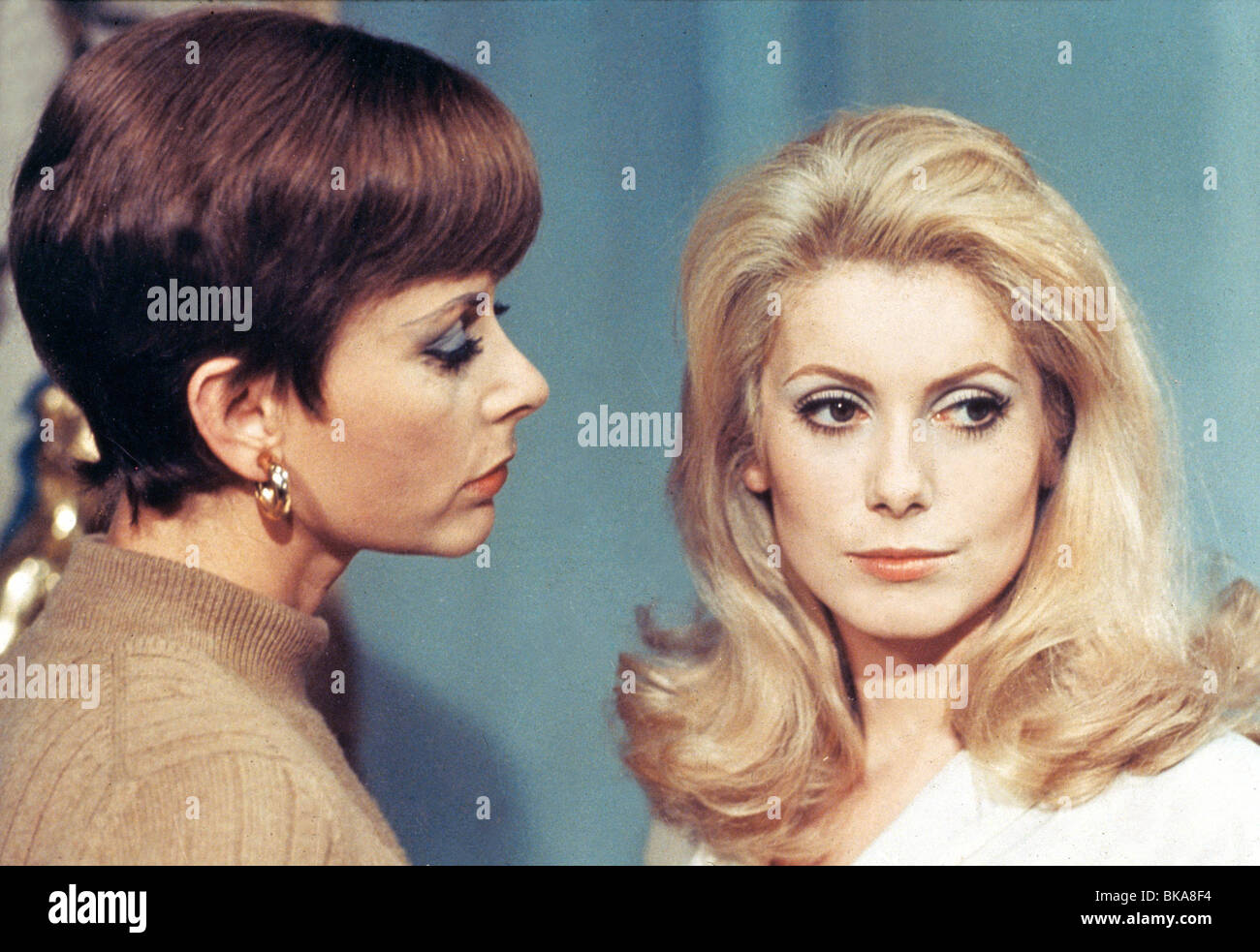 BELLE DE JOUR (1967) Geneviève Page, Catherine DENEUVE BDEJ 013 Photo Stock - Alamy