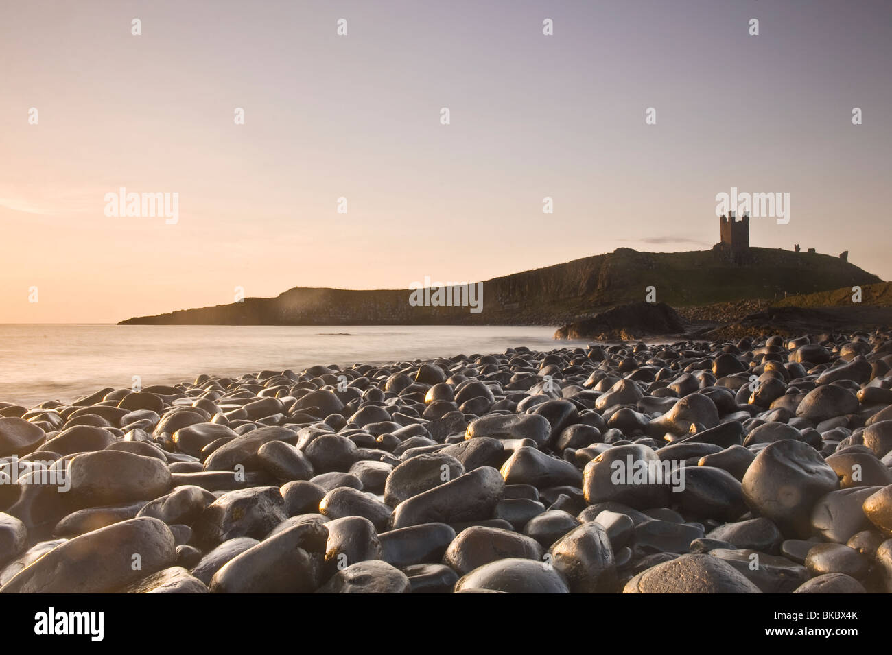 Château de dunstanburgh de la baie d'embleton Banque de photographies ...