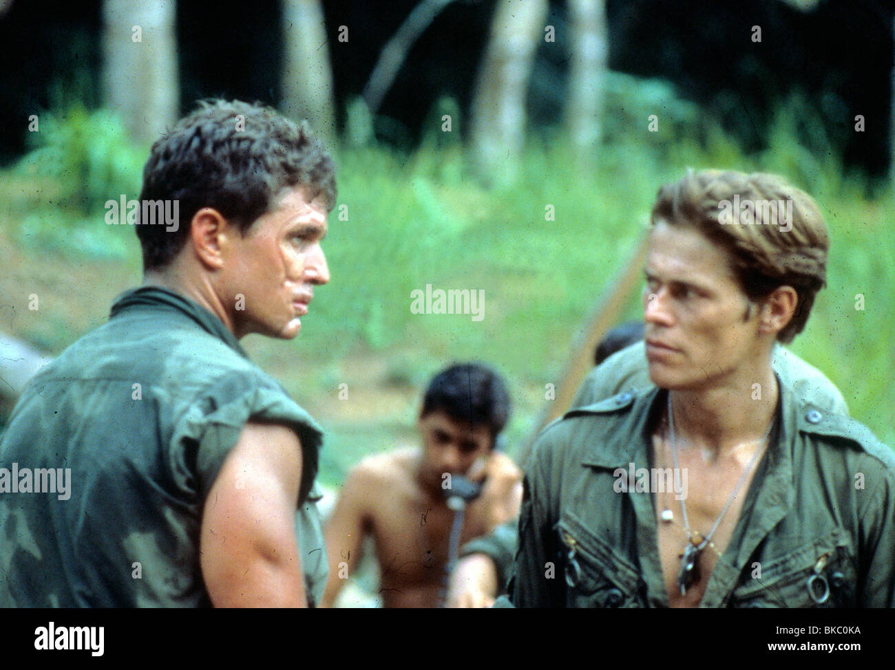 Platoon 1986 tom berenger Banque de photographies et d’images à haute ...