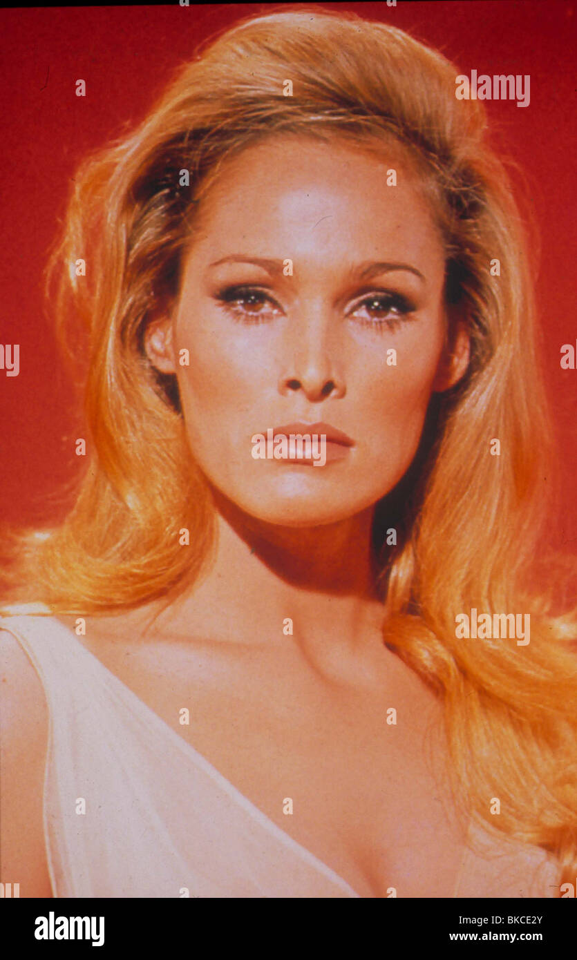 Ursula andress Banque de photographies et d’images à haute résolution ...