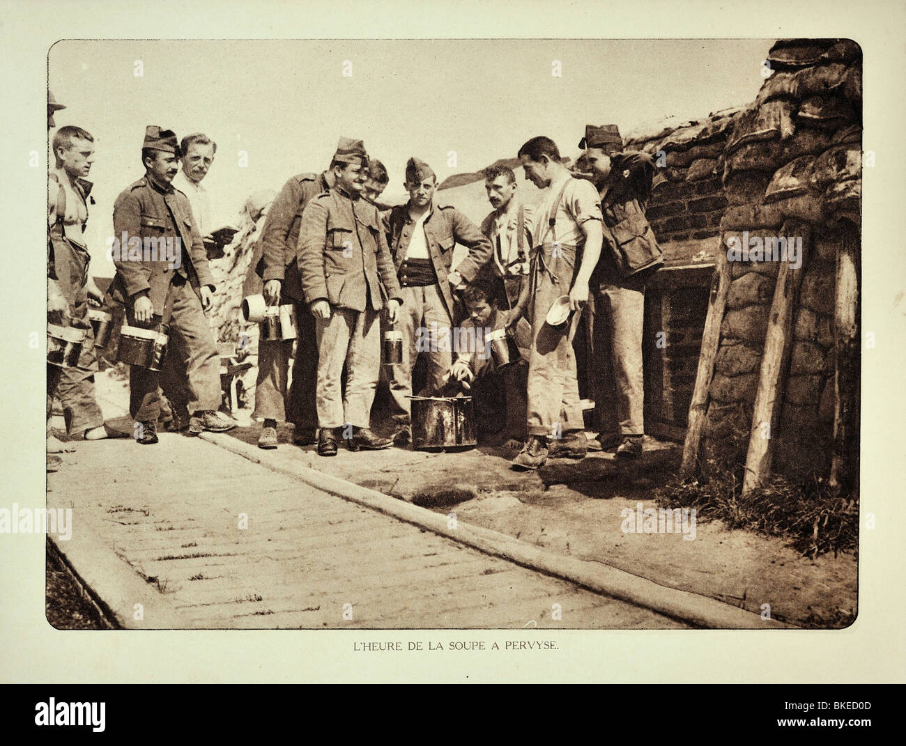 WW1 soldats belges soupe à manger cuisine de campagne dans la tranchée ...
