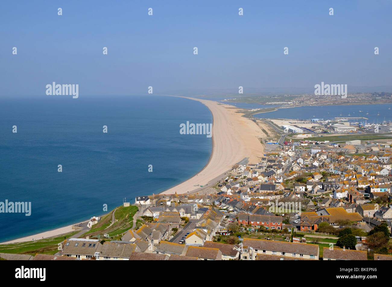 Plage de Chesil, vu de l'Île de Portland, dans le Dorset. Weymouth en ...
