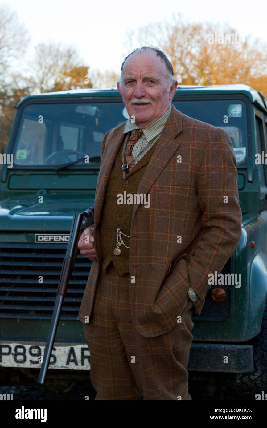 L'homme en tenue de tir à côté de son Land Rover avec shot fusil prêt ...