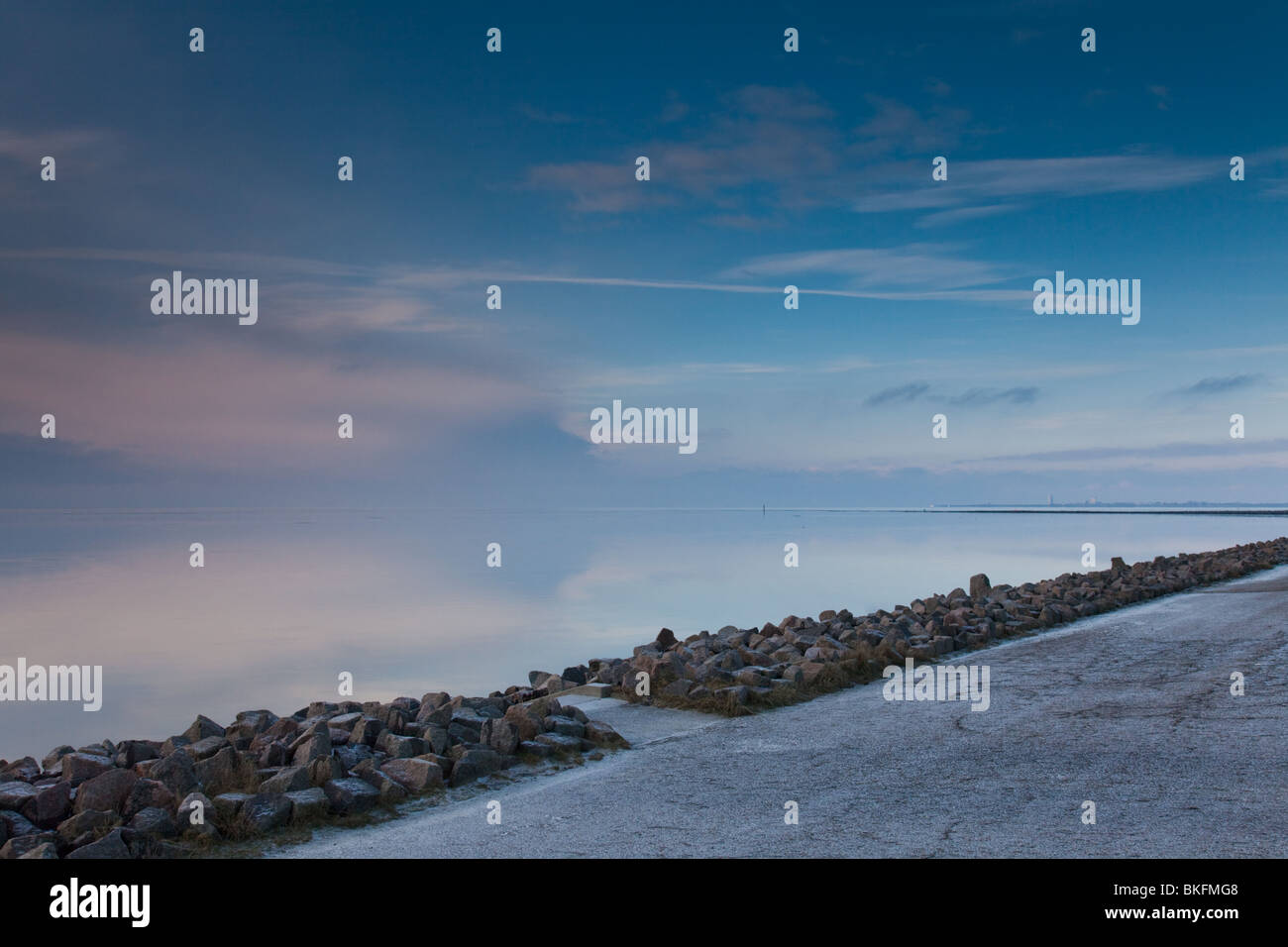 Le long de la digue Banque de photographies et d’images à haute ...