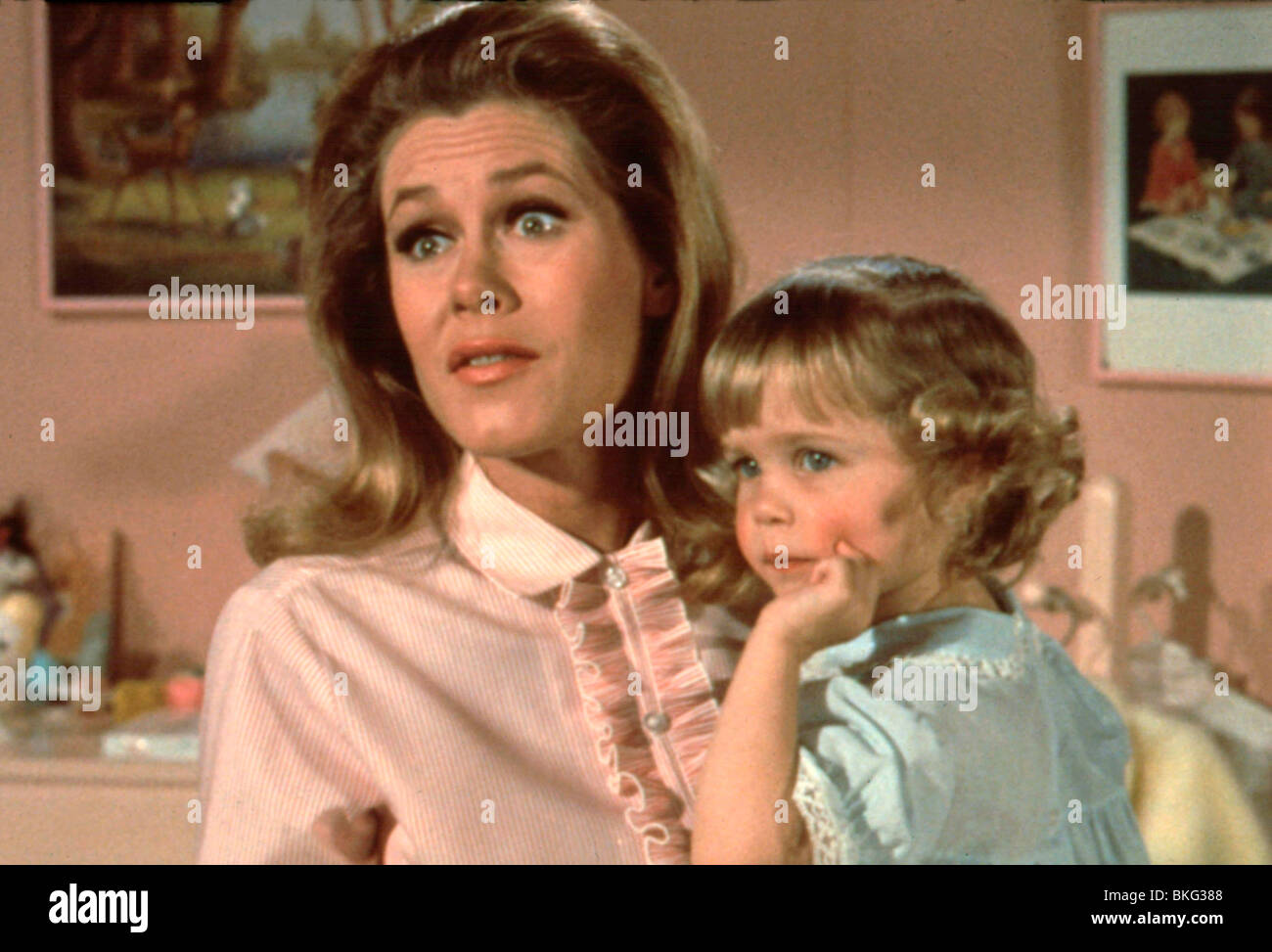 BEWITCHED (TV) ELIZABETH MONTGOMERY, ERIN MURPHY BWT 007 Photo Stock ...