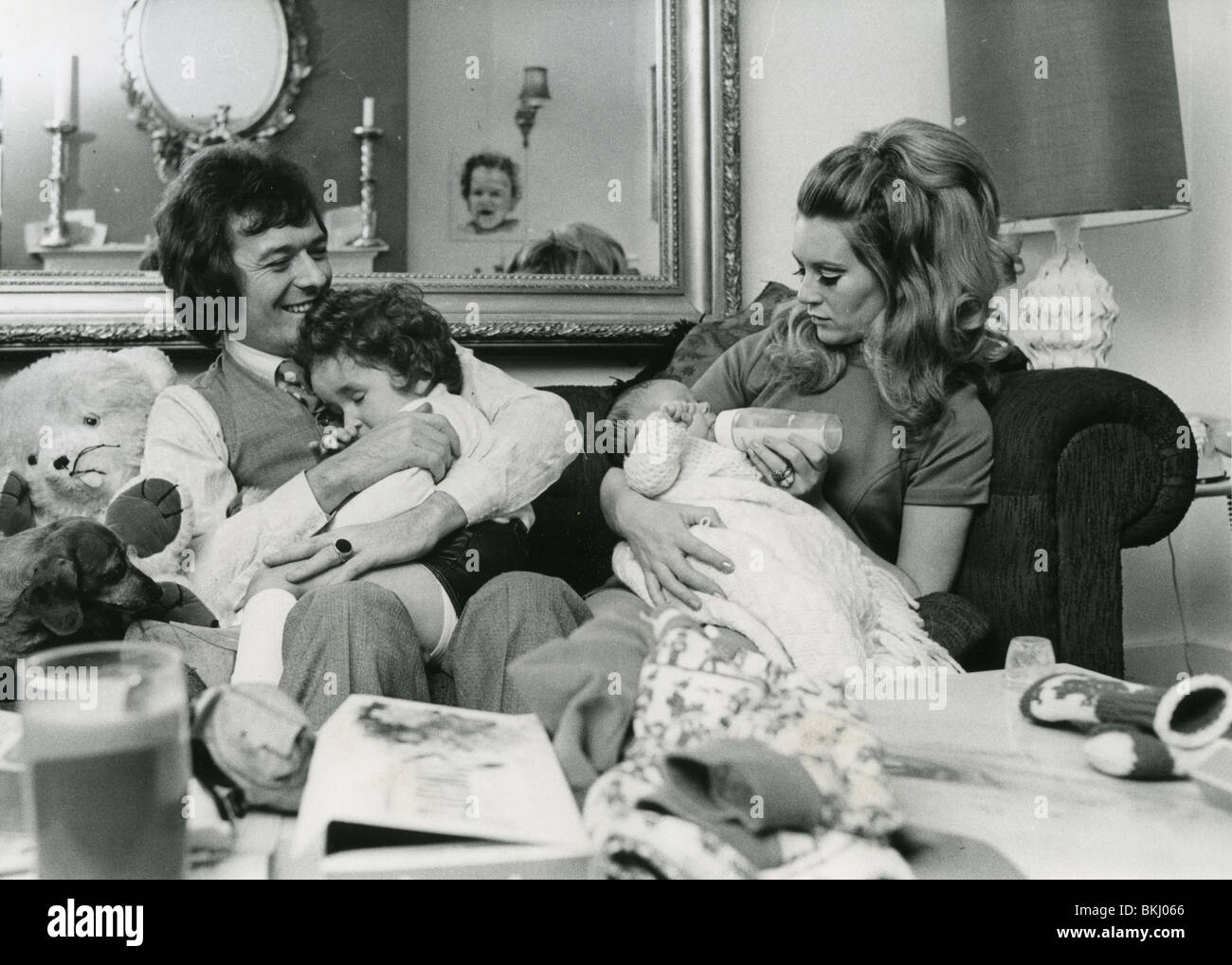 HOLLIES - Chanteur Allan Clarke avec sa femme Jenny et leurs enfants ...