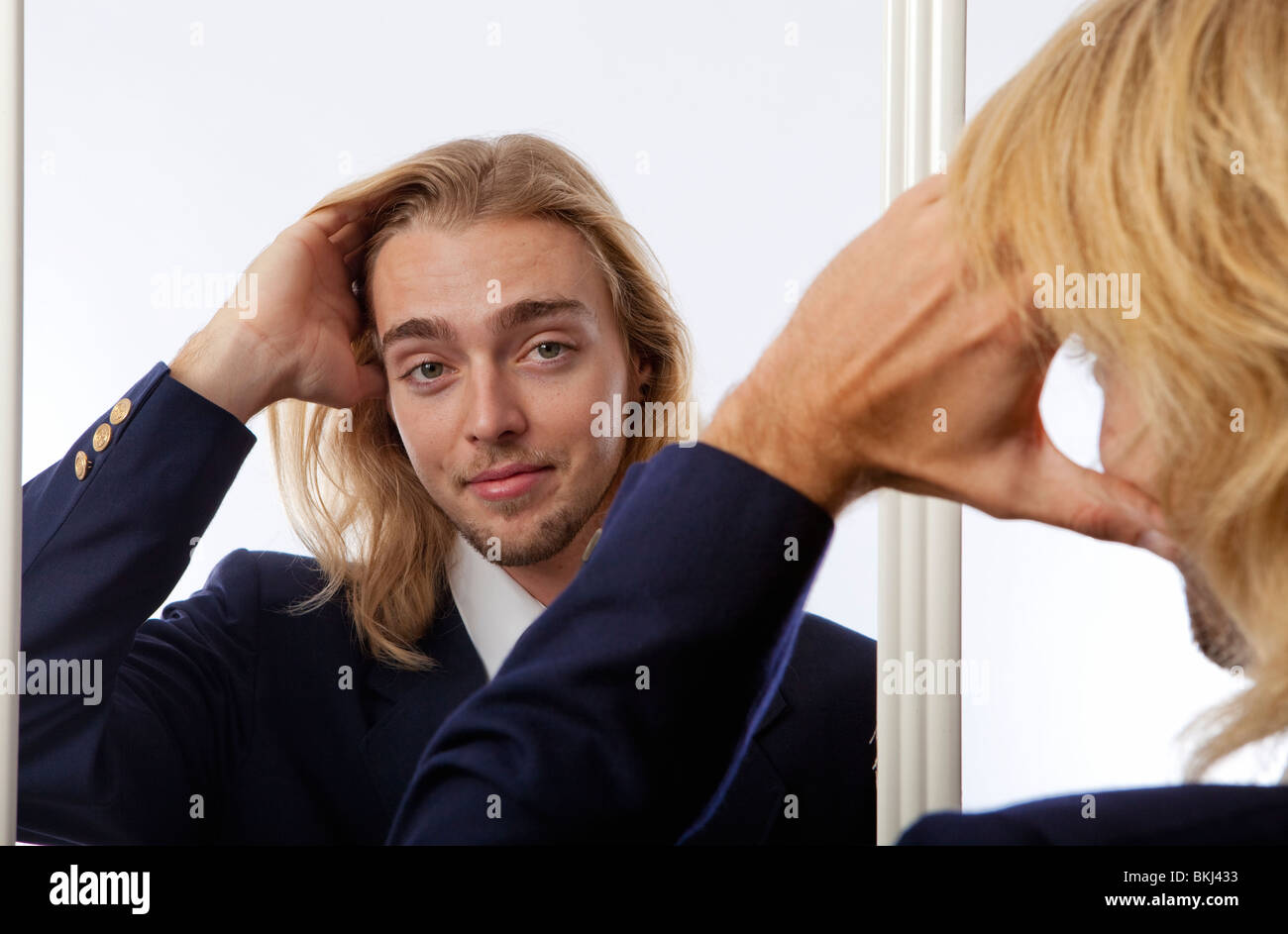 Homme se passe main dans les cheveux Banque de photographies et d ...