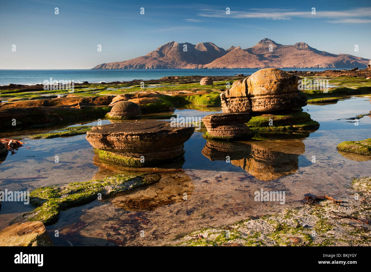 Eigg beach boulder roches volcaniques Banque de photographies et d ...
