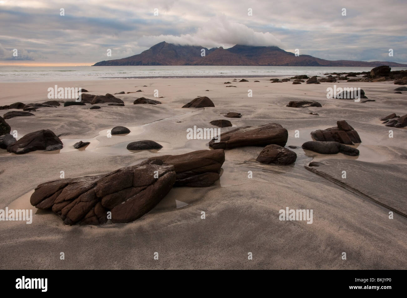 Eigg beach boulder roches volcaniques Banque de photographies et d ...