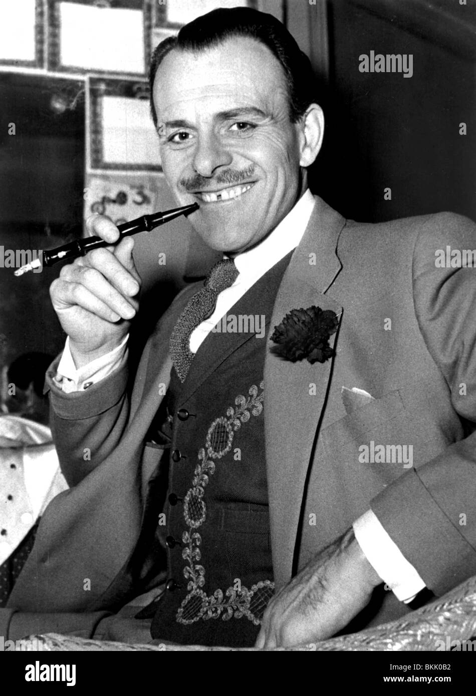 Terry thomas portrait Banque d'images noir et blanc - Alamy