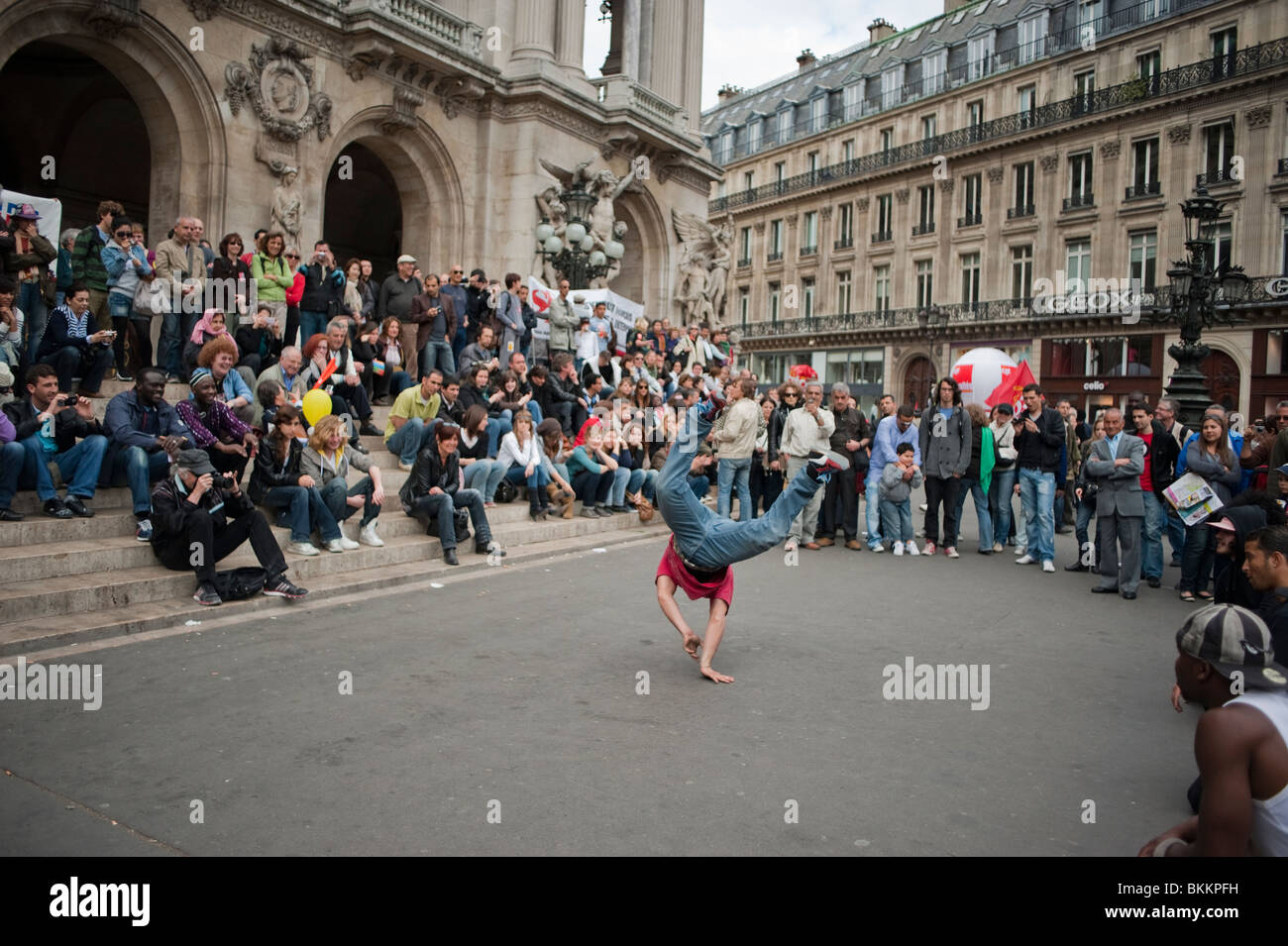 Regarder la foule Break Dancer de spectacles de rue, Paris France Photo ...