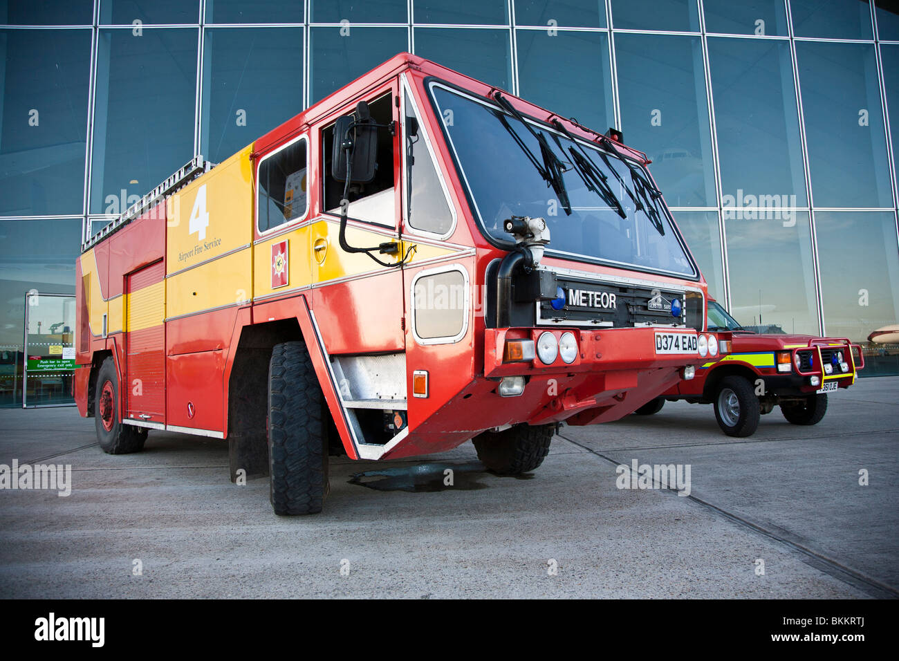 Moteur d'incendie de l'aéroport et tendre Photo Stock - Alamy