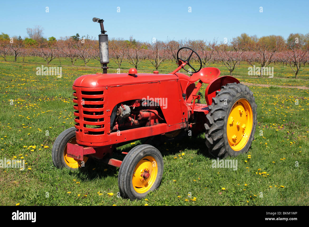 Tracteur rouge Banque de photographies et d’images à haute résolution ...